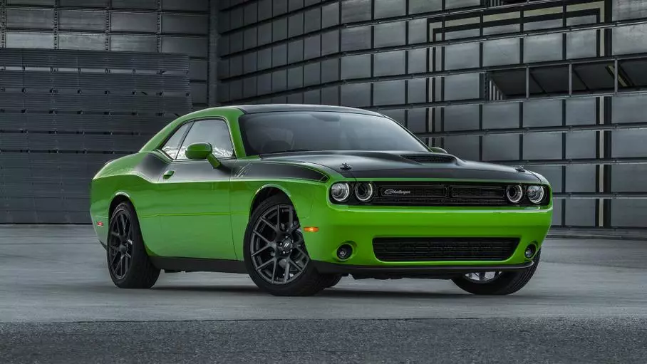 Dodge Challenger Coupe-nin 