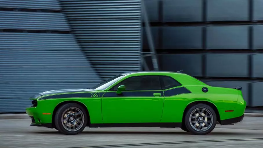 Dodge Challenger Coupe-nin 