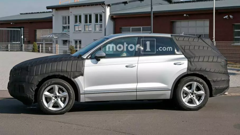 নতুন VW TOUAREG প্রথম স্পাই শট হাজির 76544_3