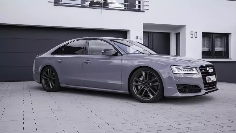 Ang mga Aleman nakakat-on sa pagpihig sa Audi S8 suspension nga adunay usa ka smartphone 76876_1