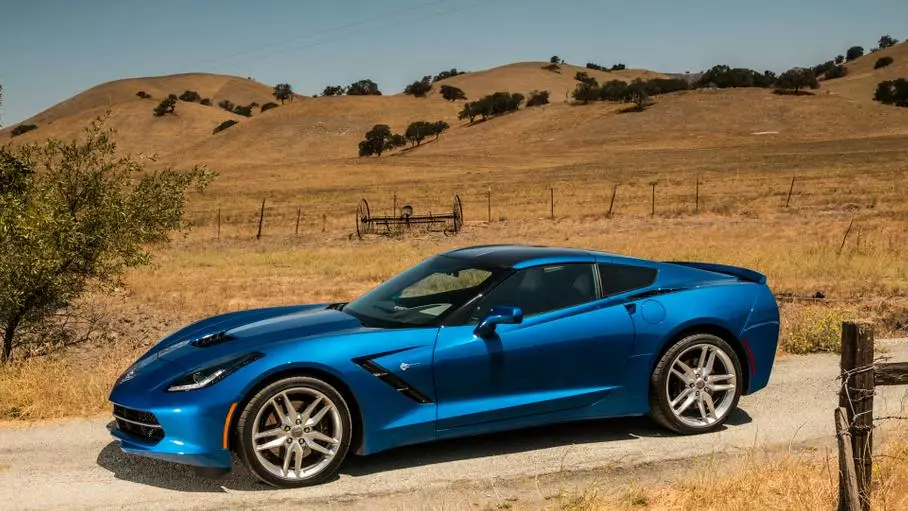 Chevrolet Corvette memanggil mesin yang paling ketara di Internet 77660_1