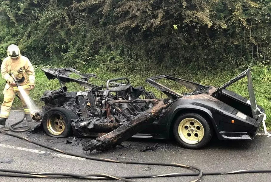 Net slagge wike fan ien ryk: fallissemint en baarnde lamborghini countach 79237_1