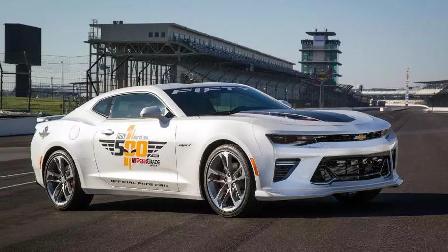 Chevrolet Camaro menjadi mobil PACE 