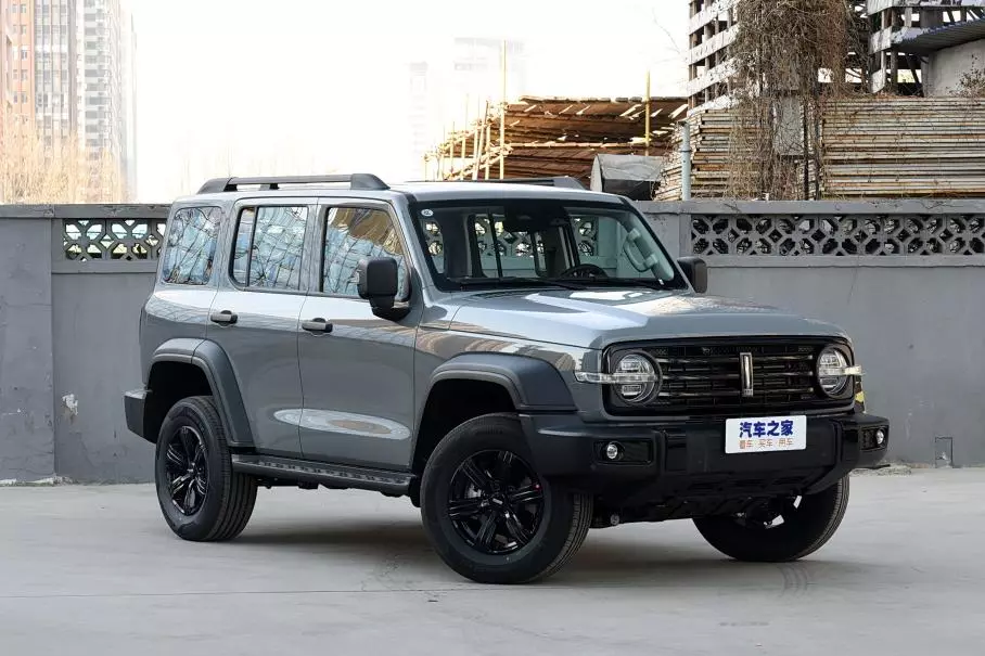 Nnukwu mgbidi ga-ere suvs n'okpuru ụdị tank 796_1