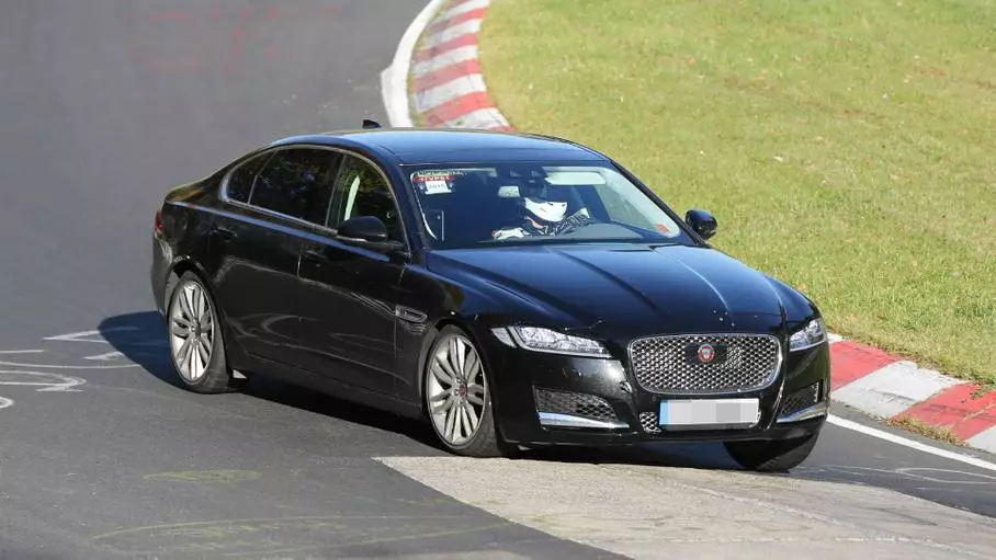 Jaguar bir tizer uzanan sedan XF göstərdi 79792_2