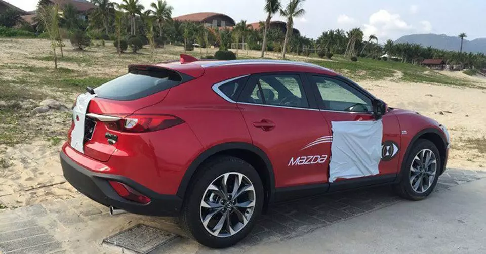 La detaloj pri la nova interkruciĝo Mazda fariĝis konata.