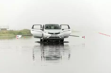 Nissan Note turned into a boat 8022_2