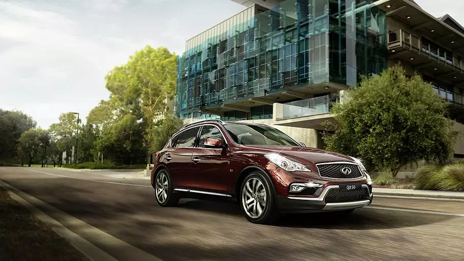 روسىيەنىڭ ئۇزۇنغا سوزۇلغان چەكتىن ئېشىپ كەتكەن infiniti QX50 غا يەتتى 80307_1