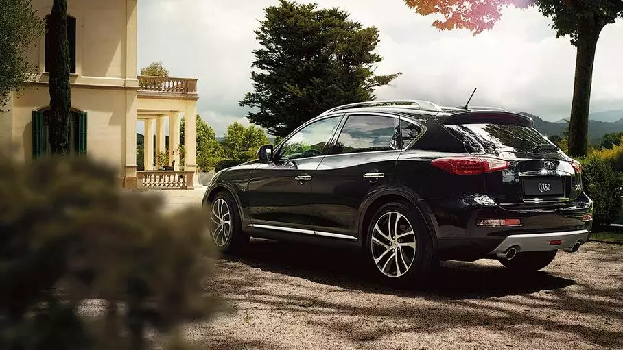 Na Rusland het die verlengde crossover infiniti qx50 bereik 80307_3