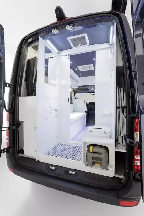 Mercedes-ek apartamentu batean esprinter bihurtu zuen armairu eta komuna batekin 81206_2