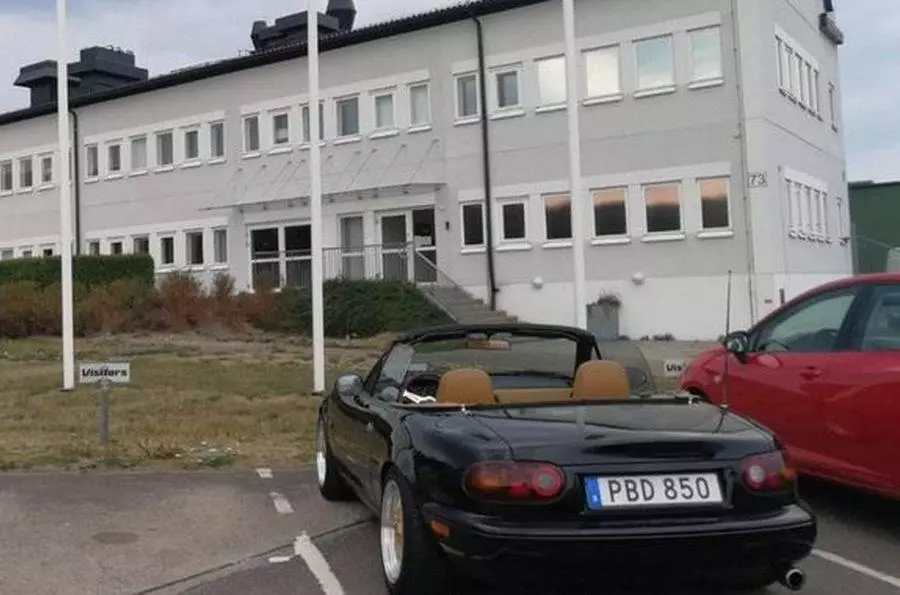 De holle fan Koenigseeg kocht in auto wêrop hy 20 jier lyn reizge 81437_1