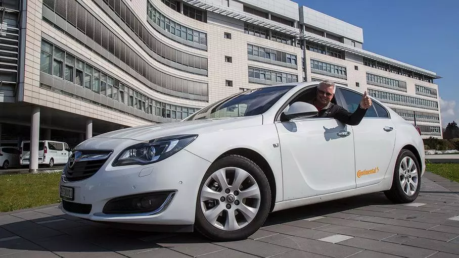 Opel Insignia Refueling இல்லாமல் 2111 கிலோமீட்டர் ஓடின 8258_1