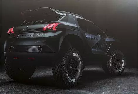 Mobalik si Peugeot sa Dakar nga adunay usa ka likud nga wheel drive SUV 8312_3