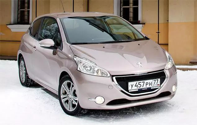 Bude Peugeot 208 dievčatá snívať? 8348_11