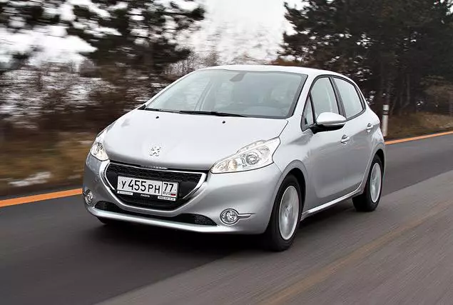 Puas yog Peugeot 208 cov ntxhais npau suav? 8348_4