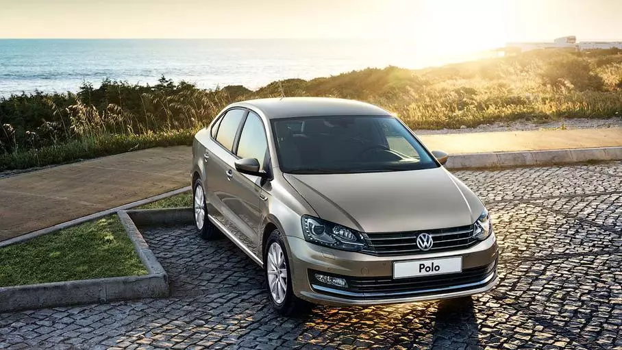 SEDAN Volkswageragen Polo üýtgedildi we has güýçli etdi 83552_1