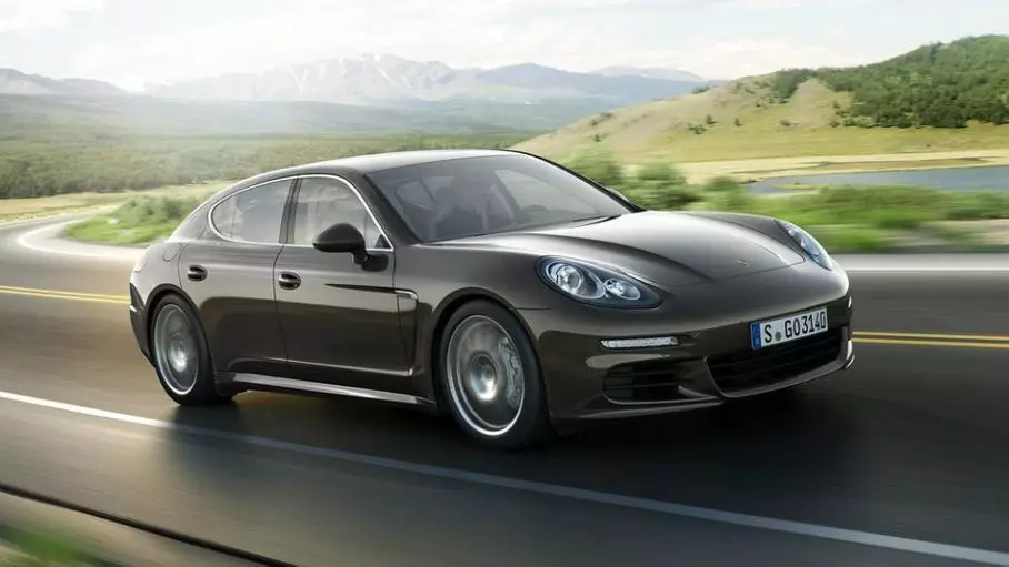 Aitwaye Tarehe ya kwanza ya Porsche Panamera 83959_1