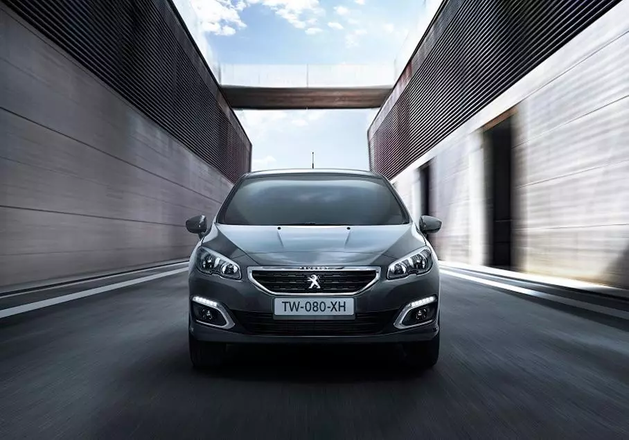 Peugeot exibiu um preço de rublo para o concorrente da Toyota Corolla 8397_3