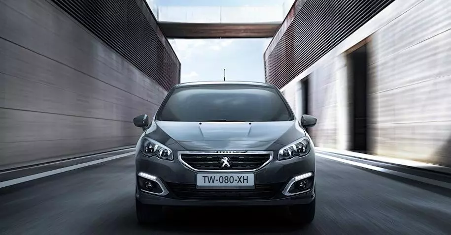 Peugeot bracht een bijgewerkte sedan 408 naar Rusland