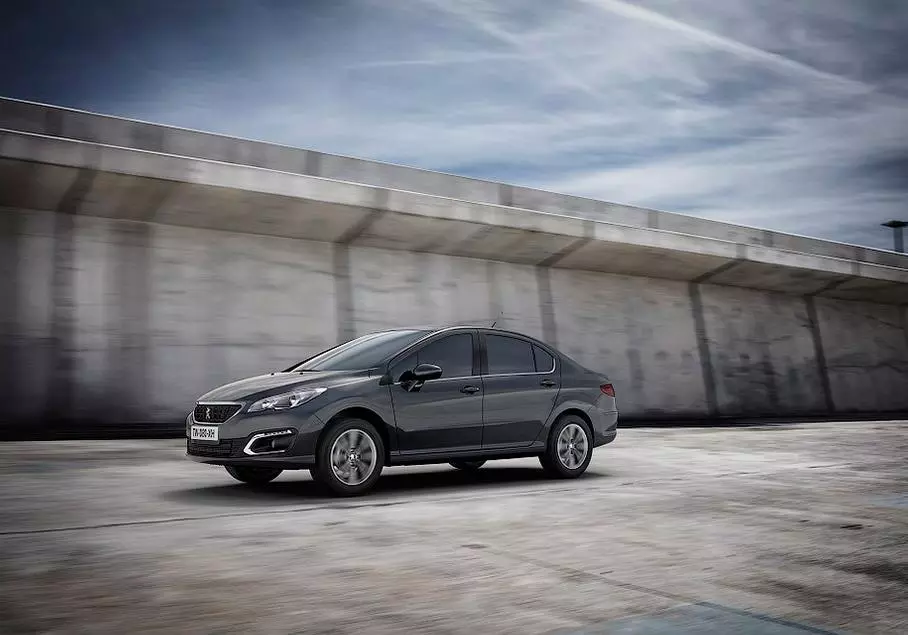 Peugeot brought an updated sedan 408 to Russia 8398_2