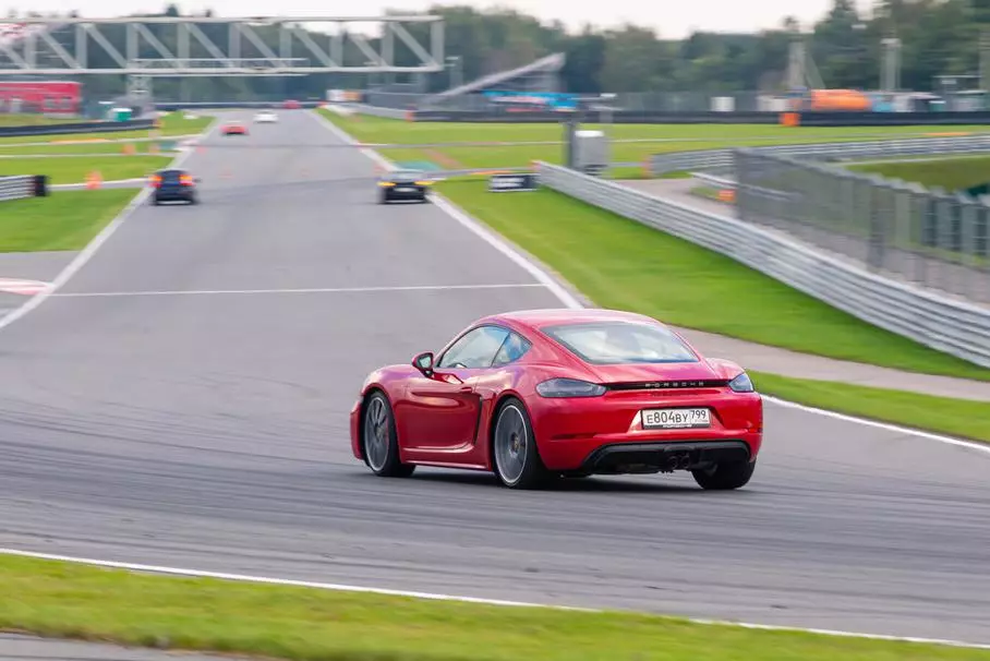 TOYOTA SUPRA KUNDËR PORSCHE 718 CAYMAN GTS 8518_9