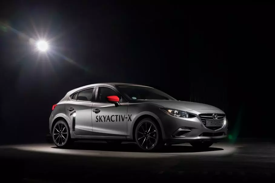 La kompakta interkruciĝo de Mazda kreskos kaj ricevos revolucian motoron 86195_3