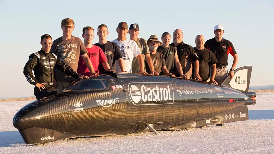 Massive streamlined motorcycle try to set a speed record 86270_1