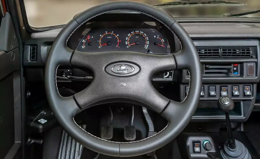 Lada 4x4 het 'n nuwe dashboard ontvang 86319_3