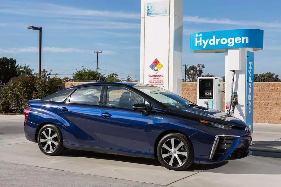 Toyota rakontis pri la avantaĝoj de sterko por la Sedan Mirai 87658_2