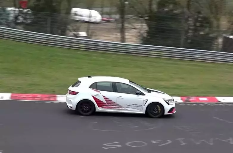 New Track Renault MeganeR Rs Drive Drove mankany Nürburring tsy misy camouflage 8811_2