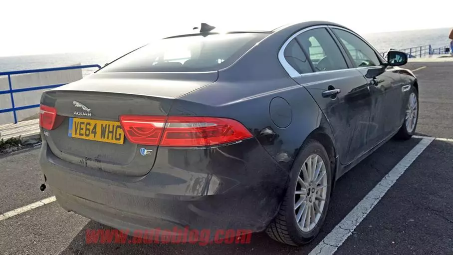 On the tests photographed Jaguar Xe with an electric motor 88157_1