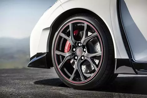 Honda told about the dynamics of serial hot hatch Civic Type R 88545_2