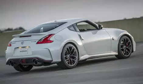 Saamgestelde Nissan 370Z NISMO toegerus met 'n 