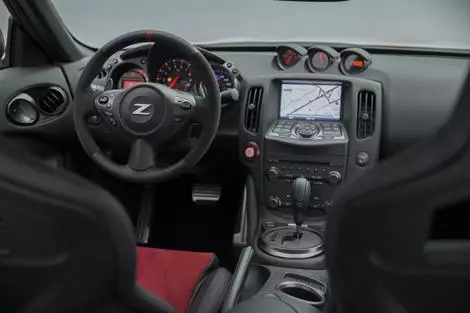 Saamgestelde Nissan 370Z NISMO toegerus met 'n 