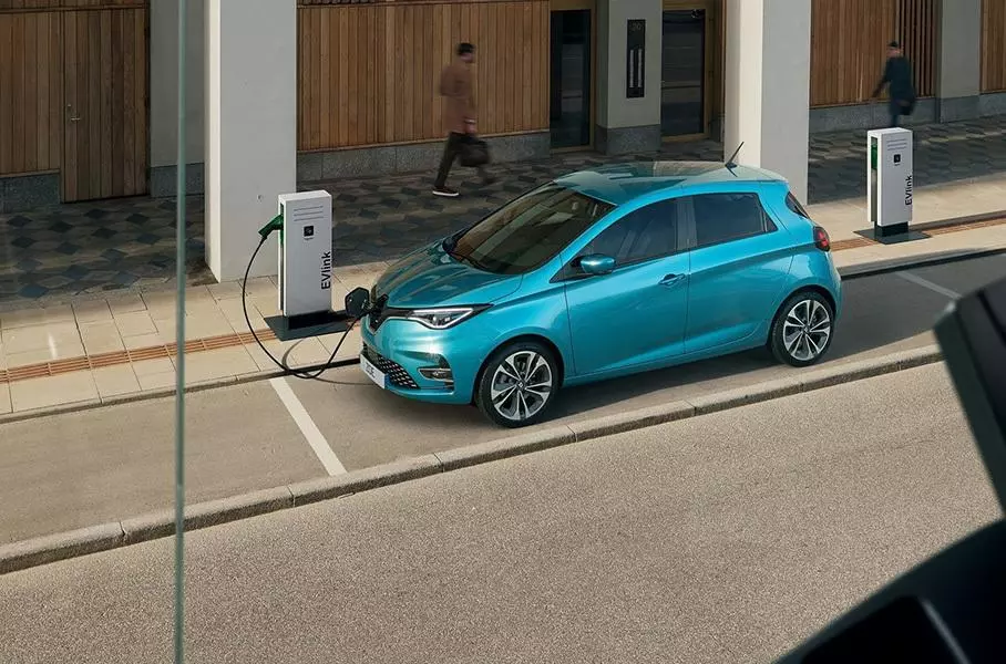 Opgedateer Renault Zoe: nuwe salon en 400 kilometer sonder herlaai 8880_2