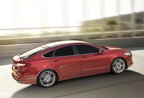 Ford het besluit op die eienskappe van die nuwe Mondeo 88834_2