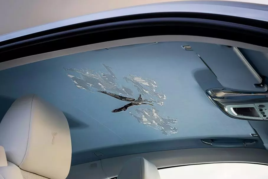 On the ceiling Rolls-Royce Wraith, the sapsan embroidered for a whole month 8958_1