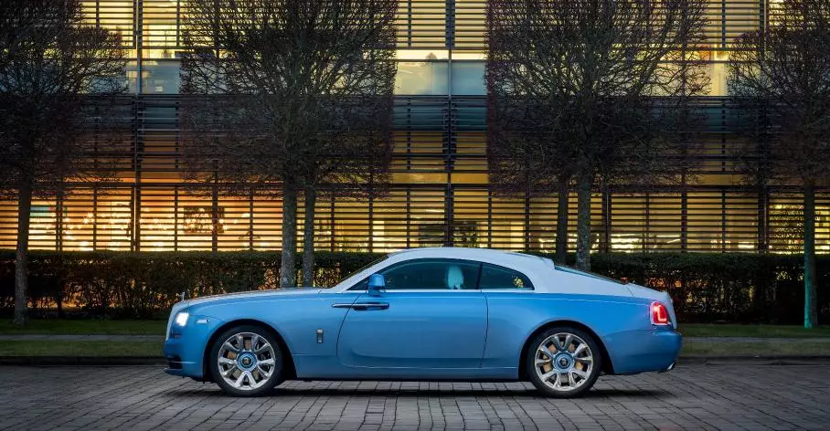 On the ceiling Rolls-Royce Wraith, the sapsan embroidered for a whole month 8958_2