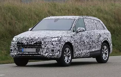 The first pictures of the Salon of the new Audi Q7 appeared 90407_4