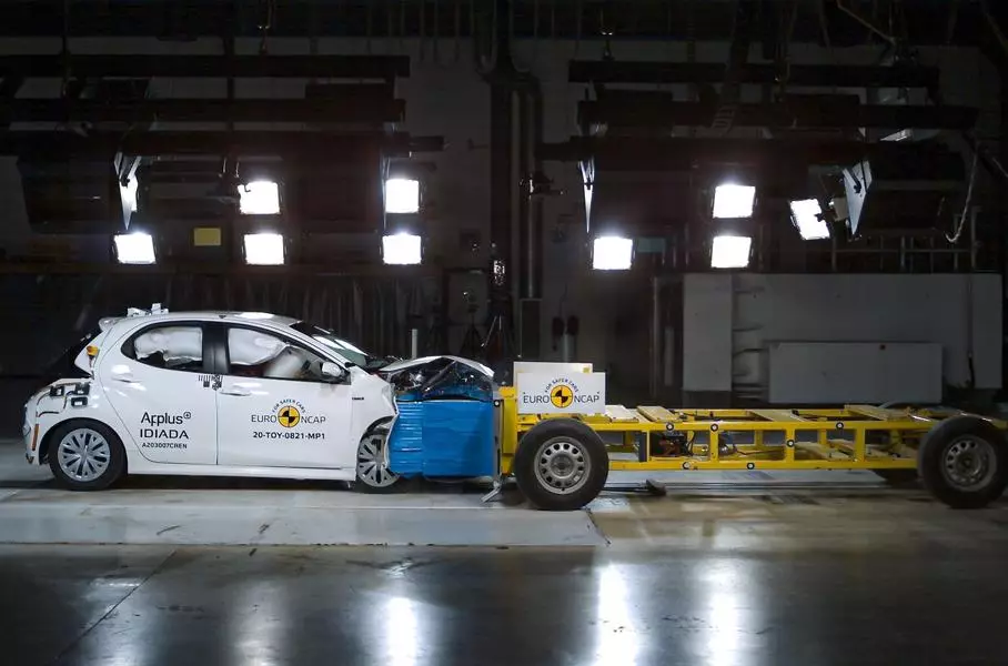 Toyota yaris gouf den éischten Auto deen de Crash Test no den neie Reegele passéiert 9082_1