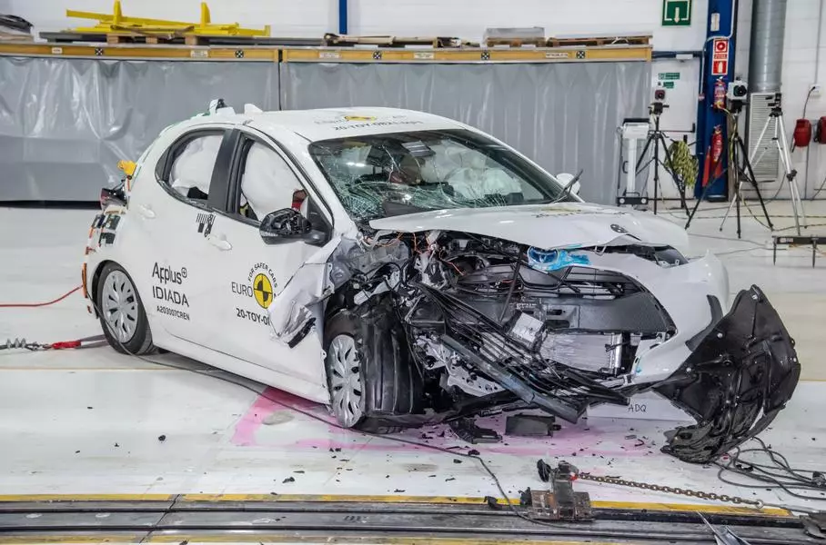 Toyota yaris gouf den éischten Auto deen de Crash Test no den neie Reegele passéiert 9082_3