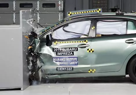 Volvo 10-year old has fallen into the list of the safest cars 91669_3