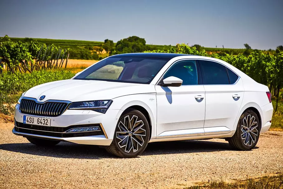 Расійскі Skoda Superb абзавёўся магутнымі маторамі і поўным прывадам 9210_1