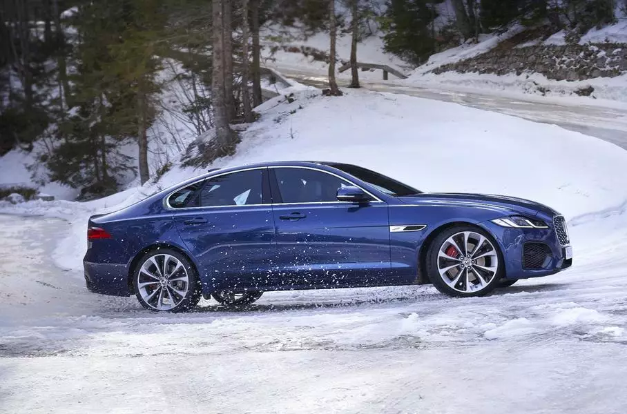 Jaguar has opened an appointment of an updated XF in Russia 940_2