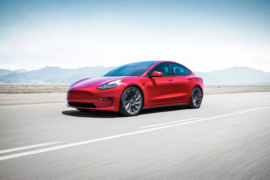 Tesla Model 3 dînamîkan baştir kir û stûyê zêde kir 9701_1