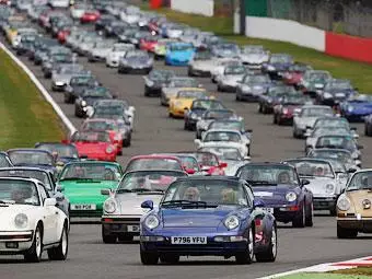 Porsche collected together a record number of 911s 97146_1