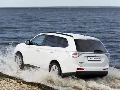 To Russia got Mitsubishi Outlander with a three-liter motor 98187_2