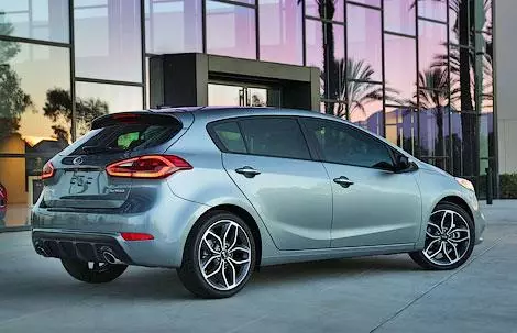 Kia published photos of the new hatchback Cerato 99591_3