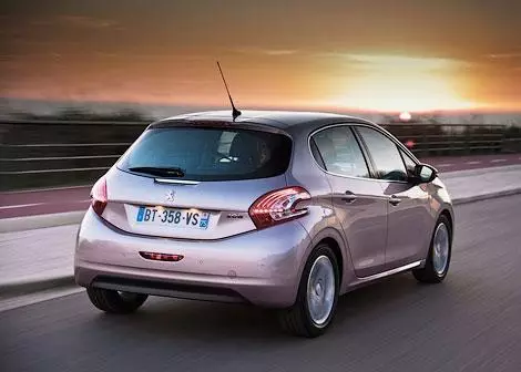 Peugeot announced the Russian price list on Hatchback 208 99954_2